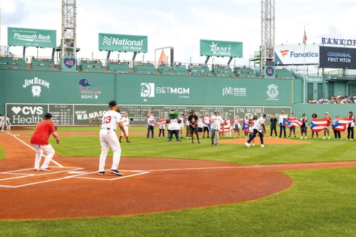 Sus hijos lanzaron la primera bola en Fenway - El Mundo Boston