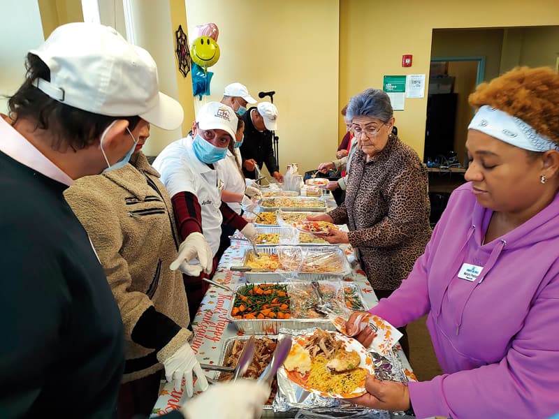 Celebra emotiva Cena de Acción de Gracias con personas mayores - El ...